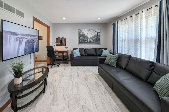 Tranquil Kc Retreat - Great Location - Spacious & Modern - Shawnee, KS