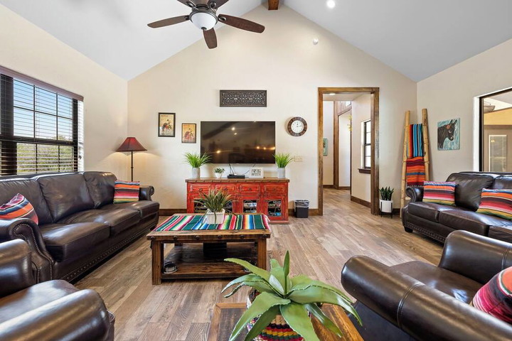 El Ranchito (Golf Included Through May 2027): 4  Br, 4.5  Ba House In Concan, Sleeps 20 - Utopia, TX