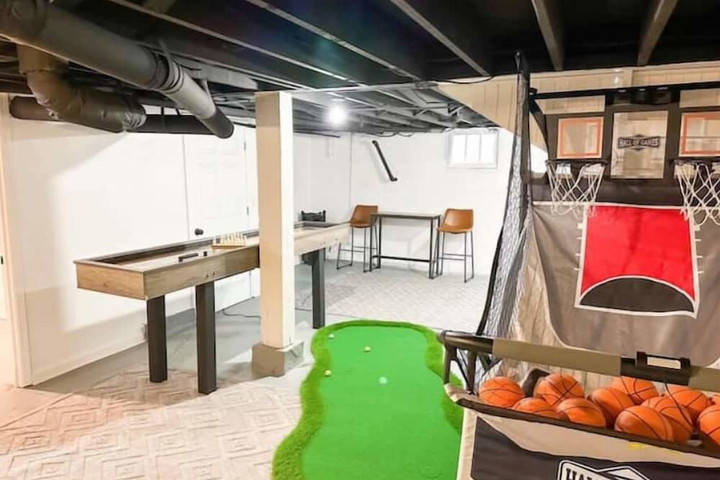 Hello Sunshine! Beautiful Bungalow In The Heart Of Springfield With Game Room - Springfield, MO