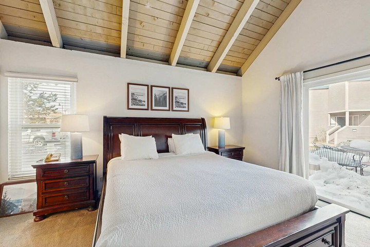 Serene Townhome With Homey Ambience, Lazy Days On The Beach, And Many Amenities - South Lake Tahoe, CA