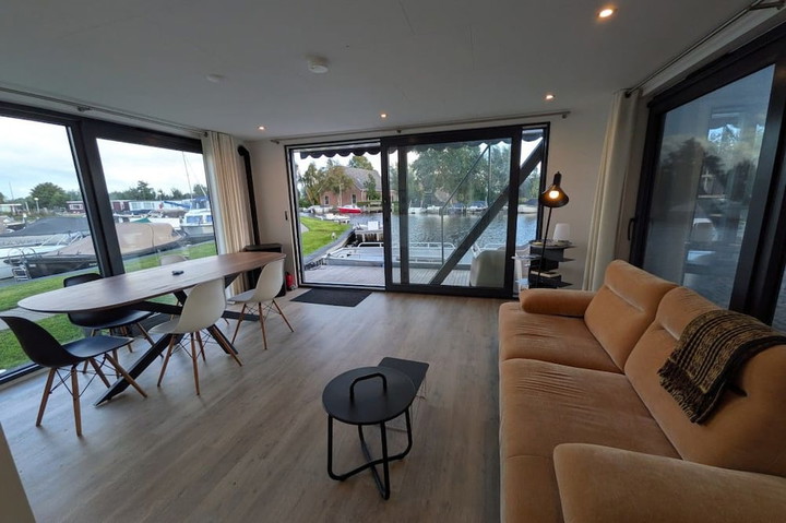 Surla House Boat Tikwa | Unique Waterfront Stay - Lisse
