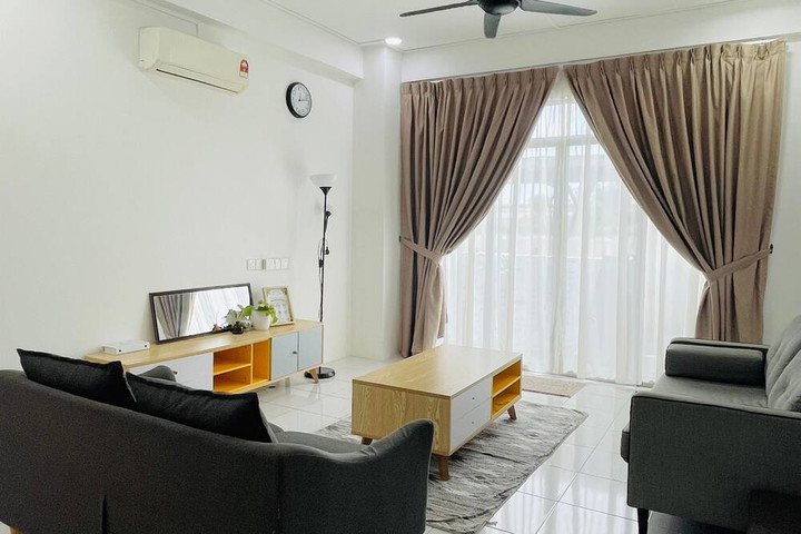 Oak & Ivory Home  Cozy Clean 3br  5km To Airport - Kuching