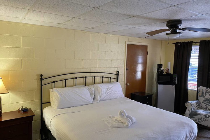 King Guest Room Located At The Joplin Inn At The Entrance To Mountain Harbor, Just 2 1/2 Miles From Lake Ouachita. By Redawning - Arkansas
