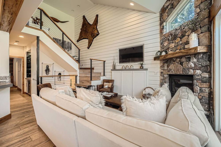 1890 Lions Ridge Loop, #9-west Vail Remodeled Home, Hot Tub, On Bus Route, Close To Vail! - Vail, CO