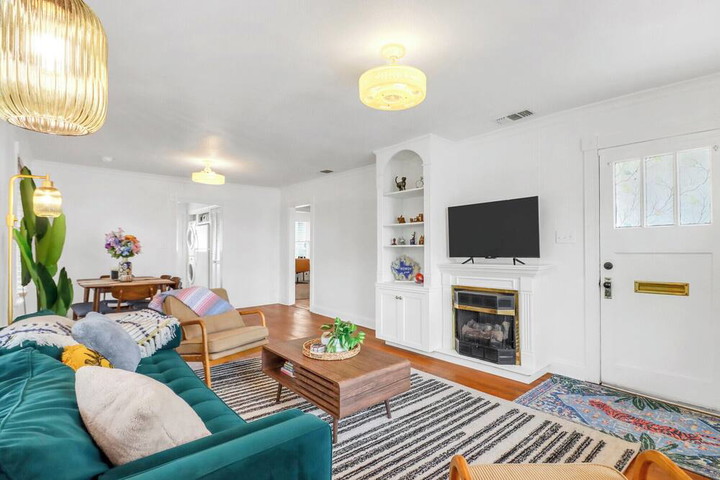 Charming Bungalow Walkable To Main St | King Suite, Yard, Workspace - Elgin, TX