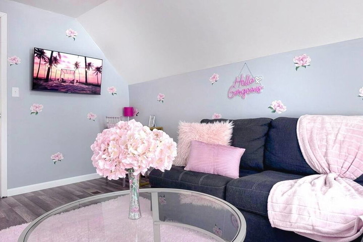 Pink Paradise! Cozy Getaway Near Su! - Syracuse, NY