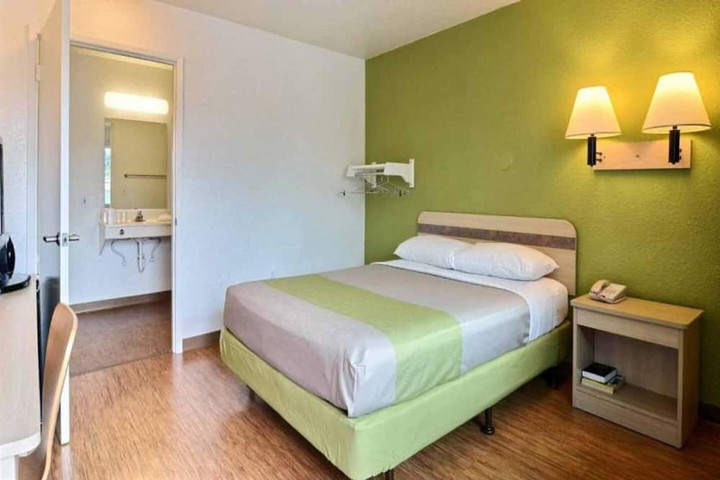 Spacious 1 Full Bed | Ada/tub - Olympia, WA