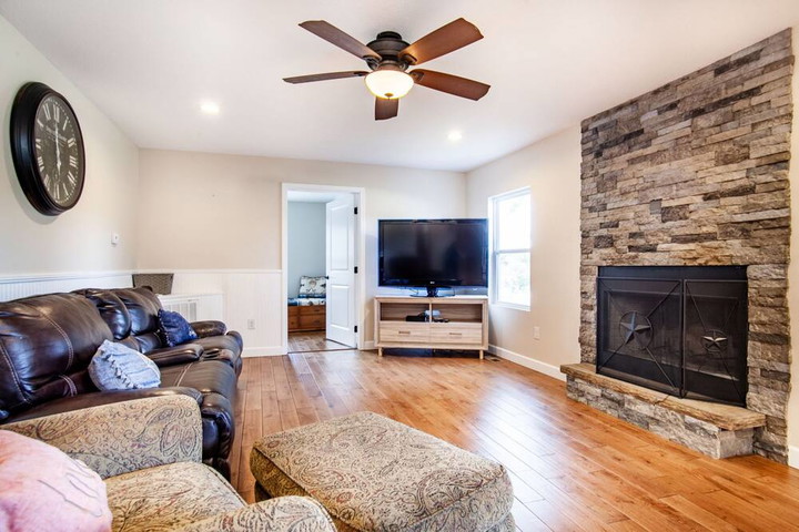 Relax On A Scenic Porch Steps From The Historical Trail - Townsend, TN