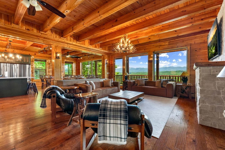 Luxury 12br Lodge Sleeps 60 | Heated Pool + Pickleball Court + Sauna + Putt Putt - Gatlinburg, TN