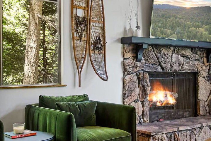 Refined Treetop Couples Retreat Yoga & Spa Sundeck - San Bernardino, CA