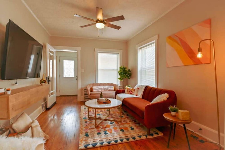 Colorful Retro Stay Near The Zoo - Council Bluffs, IA