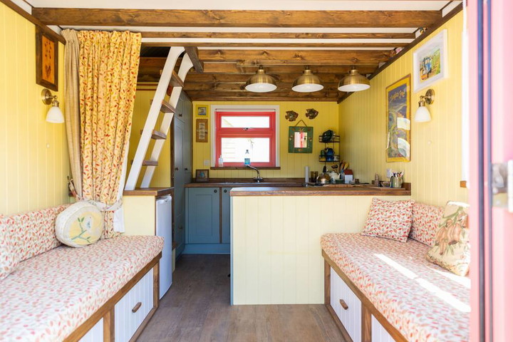 Completely Re-built Beach Hut On Mudeford Spit. - Bournemouth