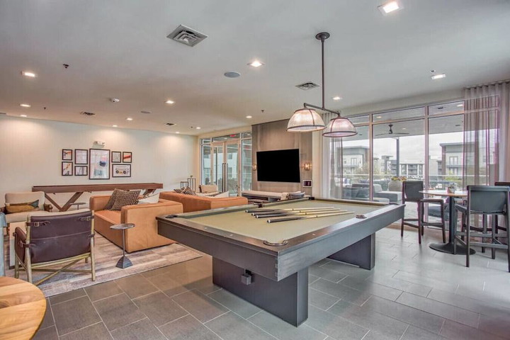 Comfy King Bed | Pool + Gym + Parking + Stockyards - Fort Worth, TX