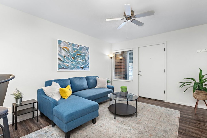 Light Room-sleek Stylish Space W/ Private Workspace Wifi Parking Easy Access - Belton, MO