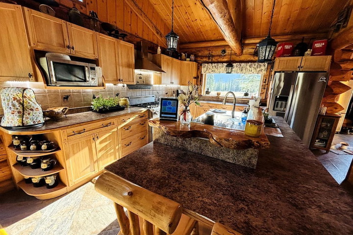 Scenic Luxury Lodge With 360° Mountain Views & Creekside Sauna Near Log Cabin Creek, Tok Alaska - Alaska
