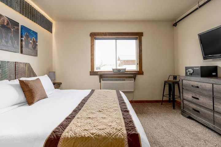 The Adventure Inn Yellowstone- Continental Divide Suite, 2br Retreat Just 1 Minute From Yellowstone! - West Yellowstone, MT