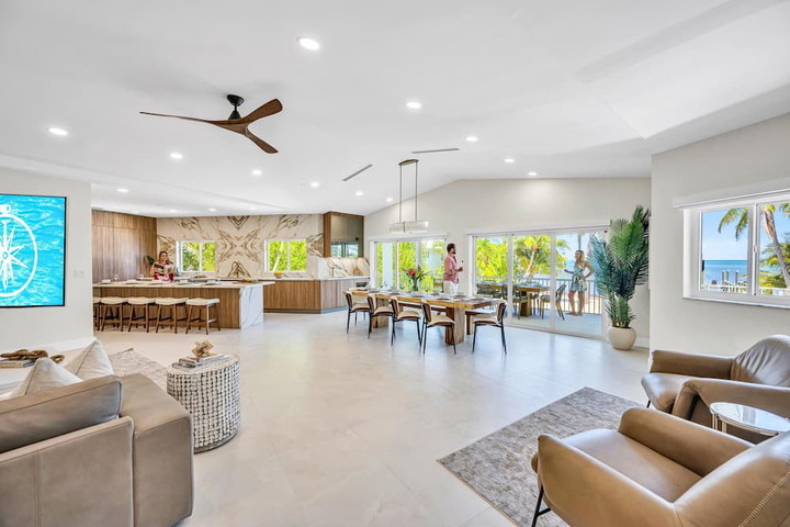 Beachfront Estate - Two Villas / Heated Pools / Docks / Dolphin & Mahi Key - Islamorada, FL