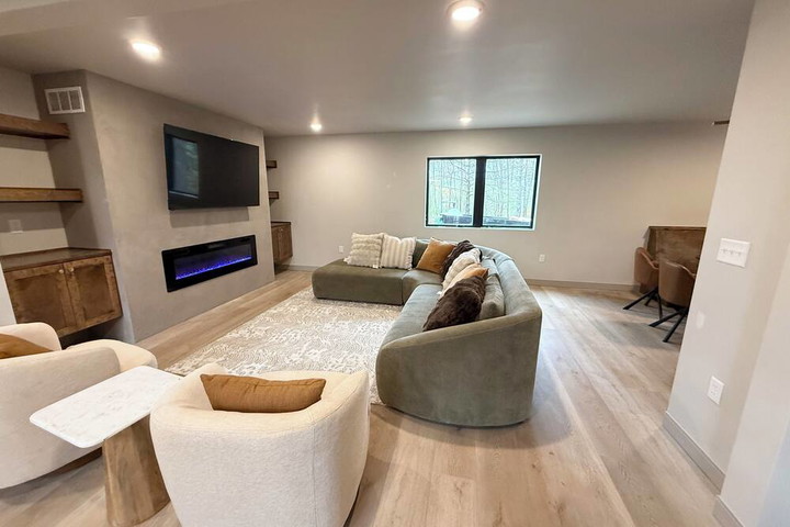 6 Bedroom, 6.5 Bathroom With Indoor Pool, Hot Tub & Sauna - Red Wing, MN