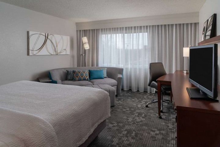 Stay In A Contemporary Pet Friendly Hotel Near Tennessee Aquarium! - Chattanooga, TN