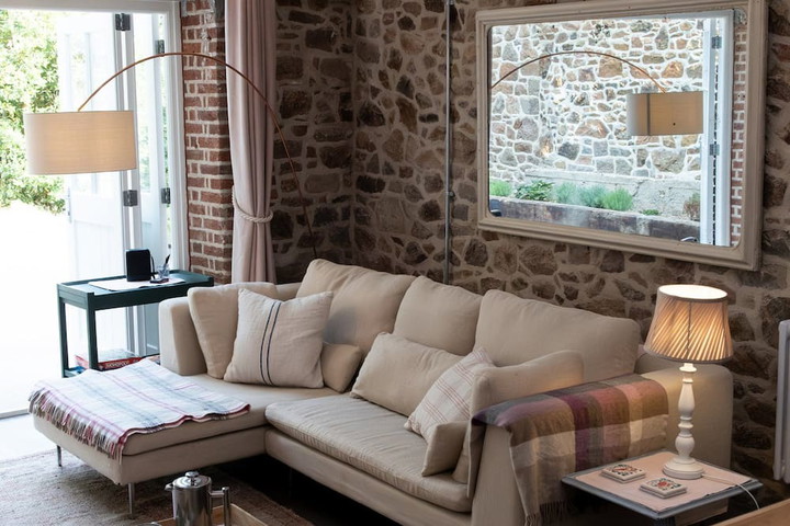 Peaceful Granite Cottage: Walk To St Brelade's Bay Beach And St Aubin Harbour - Jersey