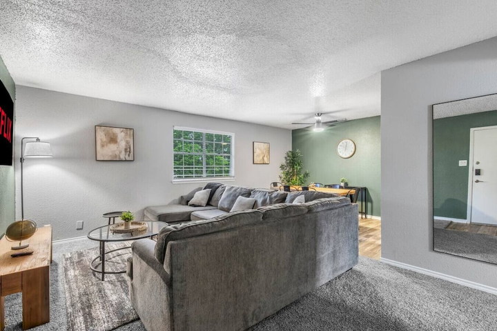 2 Min At&t Stadium Walk | Cozy & Clean 2br Apt - アーリントン, TX