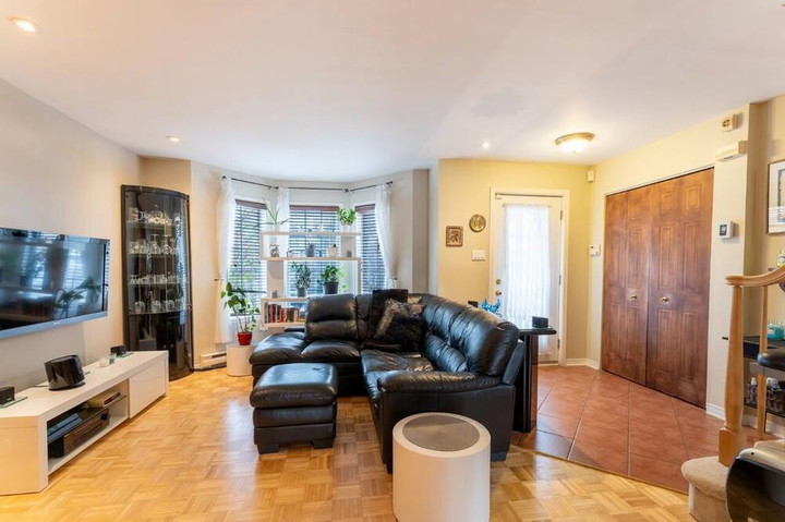 Beautiful House In Laval - Mirabel