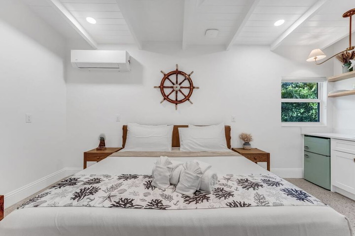 Large King Bedroom In The Heart Of Sanibel - Sanibel, FL