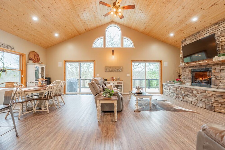 Secluded 5 Br Modern Cabin, 120 Acres.  New River  Trail, Claytor Lake, Va Tech - Claytor Lake, VA