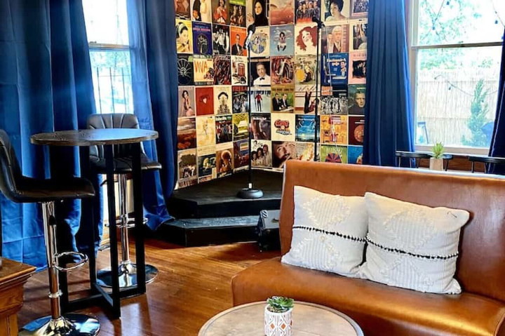 Glenrose: Karaoke Bar ~ Bridal Salon ~ Courtyard - Alabama