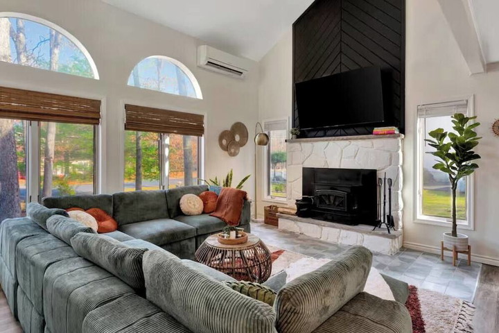 Private Heated Pool! Hot Tub, Fire Pit, Game Room! - Tannersville, PA