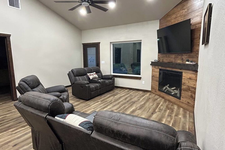 Gorgeous Rustic Modern Home Tucked Away In Texarkana - 4 Bedrooms Available - Hooks, TX
