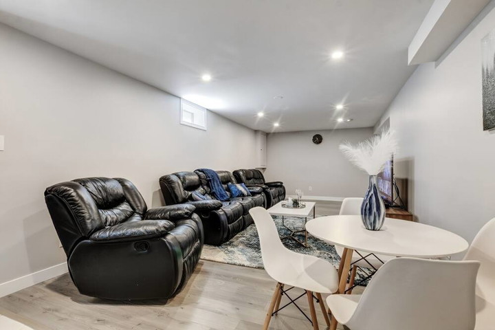 Luxury & Private 3 Bed Basement Unit*kitchen*wifi*park*mall - Ontario