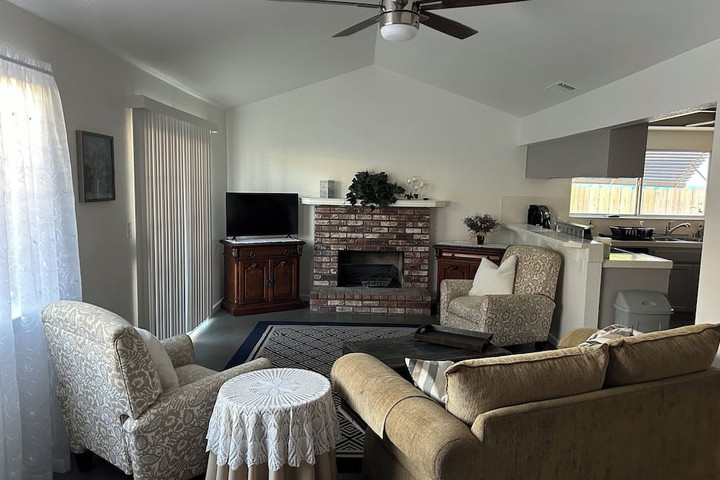 Little Palace In Turlock. 3 Bdrm, 2 Bath. Steps From Stanislaus Univ. & Hospital - Turlock, CA
