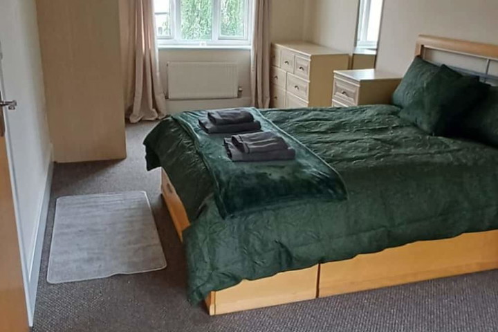 Stylish Yet Cosy 3-bed Flat With Private Balcony. - Bristol