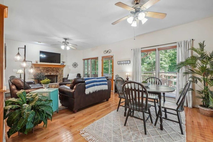Secluded Mountain Cabin Getaway: Dahlonega Charm & Views! -