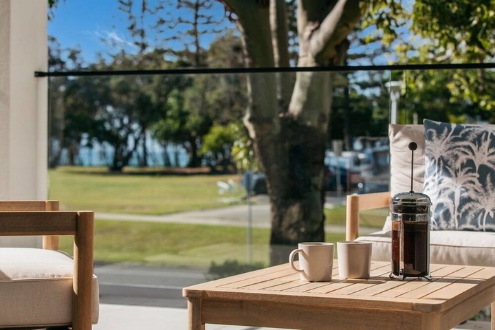 Clarkes Beach Elevated. Water Front. Ocean Views From Cozy Sun Drenched Balcony. - Byron Bay