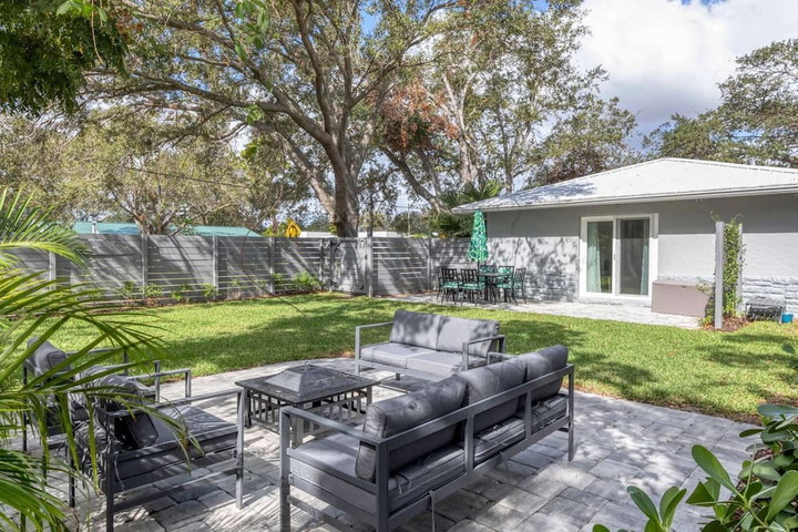 Downtown Sarasota Private Vacation Home - Minutes To Beaches, Beautiful Backyard, And Pet-friendly! - Sarasota, FL