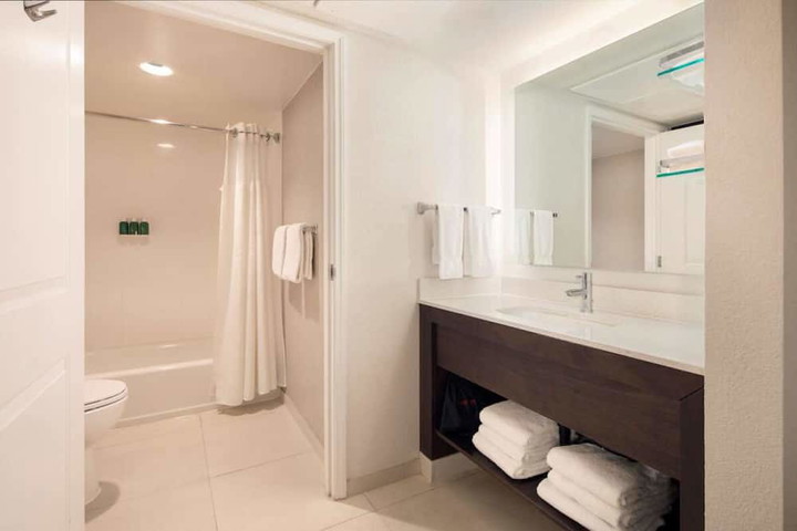 Your Perfect Getaway In Fresno! Full Kitchen, Outdoor Pool, Pets Allowed! - Fresno, CA