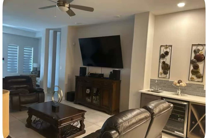 4-bedroom House In Laredo With Pool,wifi, Ac. Close To Tamiu, Airport, Hospitals - Laredo, TX