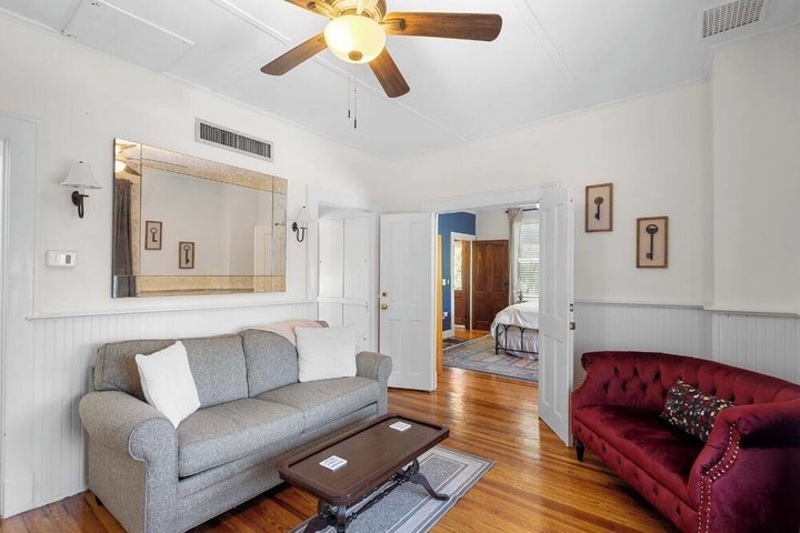 Charming Lower Level Duplex-king Bed-2 Queen-one Block From Downtown Mount Dora! - Mount Dora, FL
