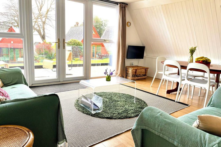 *Sea View* Coastal Chalet With Pool Access - England