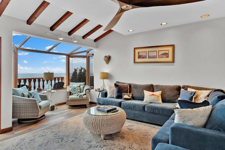 Welcome To This Breathtaking Panoramic Gem Located In Hamilton Cove - Avalon, CA