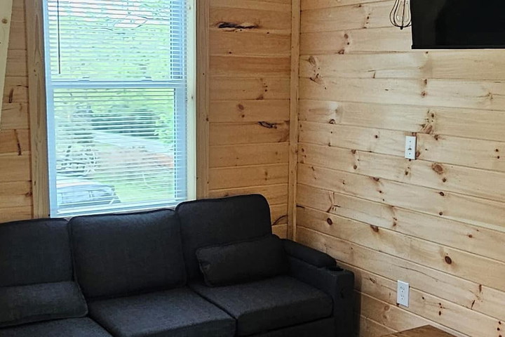 Larry's Lookout: Romantic Getaway W/king Bed & Deck - Claytor Lake, VA