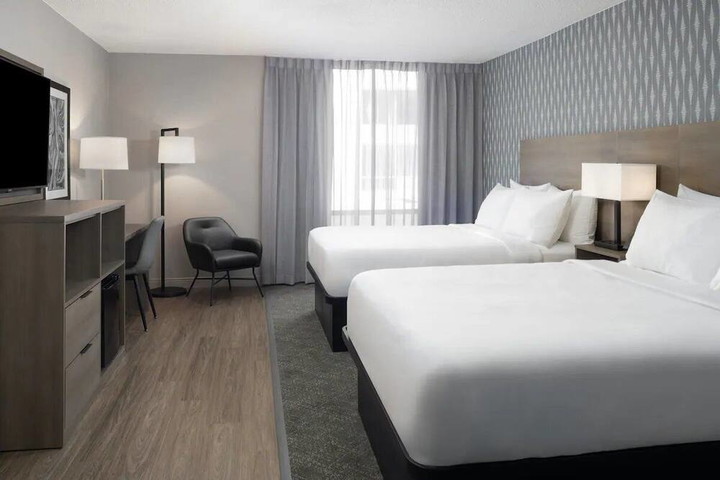 Double Queen Stay Steps To Symphony Hall | Pets Welcome | Free Breakfast - Quincy, MA