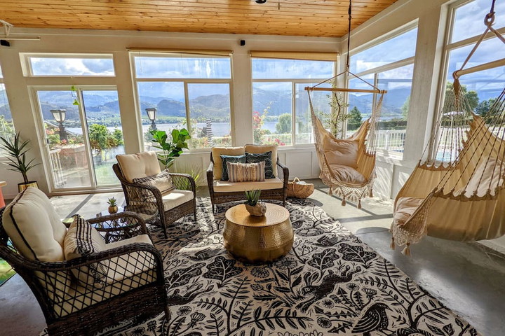 Osoyoos Lakeview Villa: Pool, Game Room,  Pizza Oven, Huge Yard Sunroom! (5bd... - Osoyoos