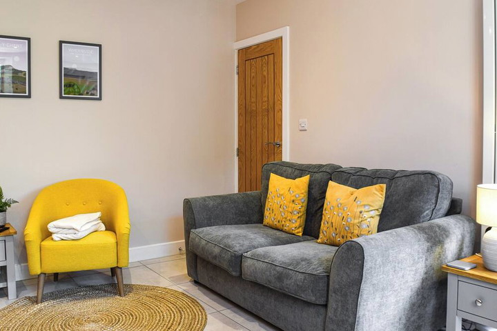 A Wonderful Stone Built Cottage Located On A Quiet Row In Clayton West. - Wakefield