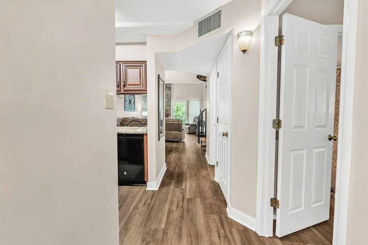 Three Bedroom Condo Sleeps 8 Persons - Gatlinburg, TN