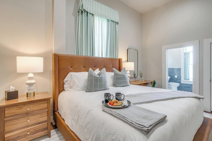 Bright King Room In Granbury Hotel On The Historic Granbury Square - 그랜버리