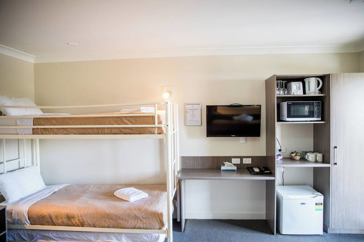 Lilac City Motor Inn 1 Room Family 8 - Goulburn