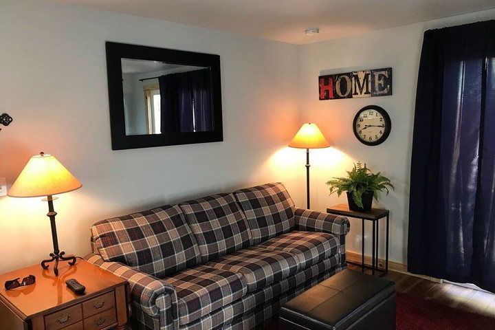 Newly Remodeled Pet Friendly Cottage - Colorado Springs, CO